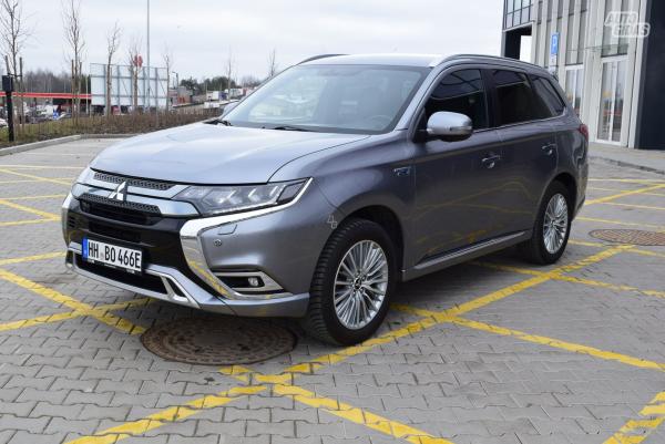 Grey Mitsubishi Outlander 2019 in Vilnius, with an engine capacity of 2.40 L and mileage of 184 thousand km for 16600 €, photo 3 on AUTOMOTO.COM.LV