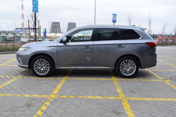Grey Mitsubishi Outlander 2019 in Vilnius, with an engine capacity of 2.40 L and mileage of 184 thousand km for 16600 €, photo 4 on AUTOMOTO.COM.LV
