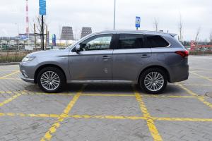 Grey Mitsubishi Outlander 2019 in Vilnius, with an engine capacity of 2.40 L and mileage of 184 thousand km for 16600 €, photo 5 on AUTOMOTO.COM.LV