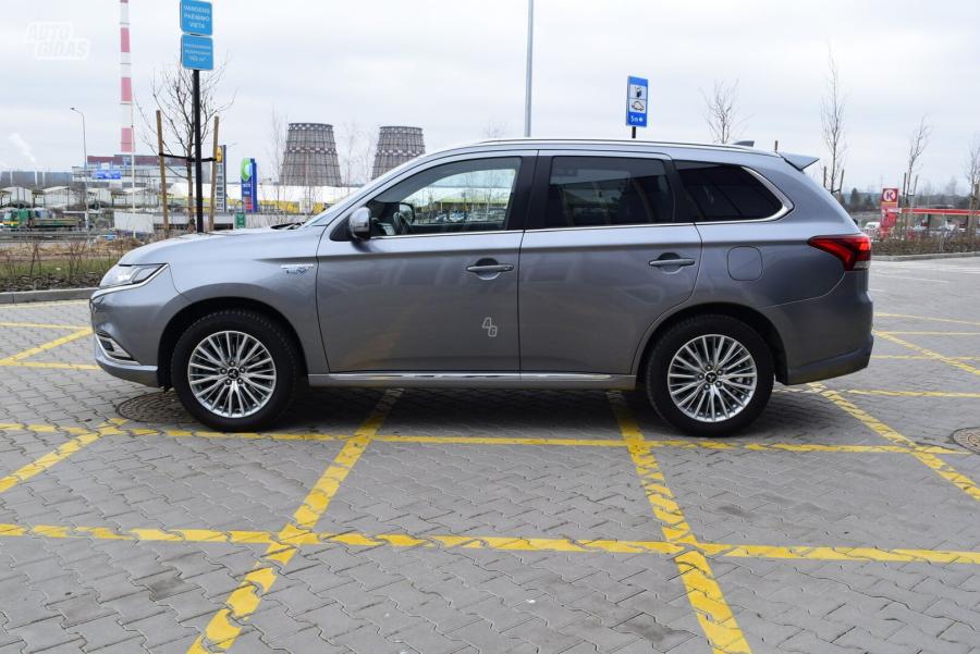 Grey Mitsubishi Outlander 2019 in Vilnius, with an engine capacity of 2.40 L and mileage of 184 thousand km for 16600 €, photo 5 on AUTOMOTO.COM.LV