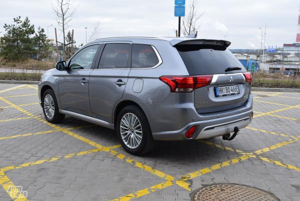 Grey Mitsubishi Outlander 2019 in Vilnius, with an engine capacity of 2.40 L and mileage of 184 thousand km for 16600 €, photo 5 on AUTOMOTO.COM.LV