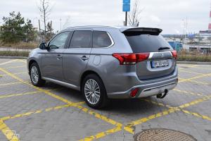 Grey Mitsubishi Outlander 2019 in Vilnius, with an engine capacity of 2.40 L and mileage of 184 thousand km for 16600 €, photo 6 on AUTOMOTO.COM.LV