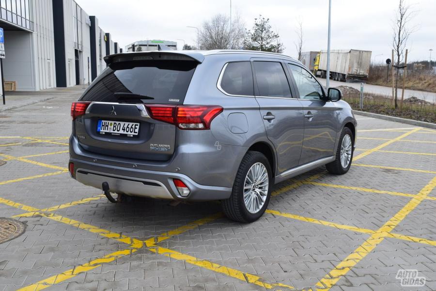 Grey Mitsubishi Outlander 2019 in Vilnius, with an engine capacity of 2.40 L and mileage of 184 thousand km for 16600 €, photo 8 on AUTOMOTO.COM.LV