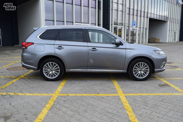 Grey Mitsubishi Outlander 2019 in Vilnius, with an engine capacity of 2.40 L and mileage of 184 thousand km for 16600 €, photo 8 on AUTOMOTO.COM.LV