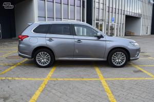 Grey Mitsubishi Outlander 2019 in Vilnius, with an engine capacity of 2.40 L and mileage of 184 thousand km for 16600 €, photo 9 on AUTOMOTO.COM.LV