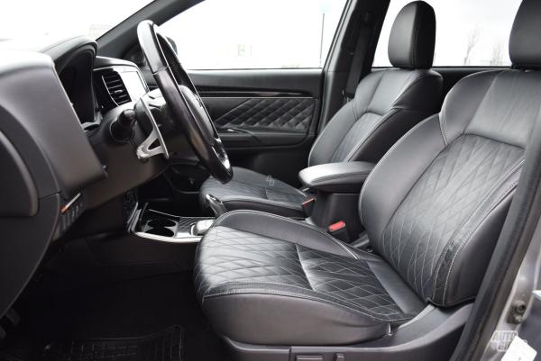 Grey Mitsubishi Outlander 2019 in Vilnius, with an engine capacity of 2.40 L and mileage of 184 thousand km for 16600 €, photo 9 on AUTOMOTO.COM.LV