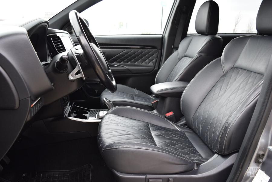 Grey Mitsubishi Outlander 2019 in Vilnius, with an engine capacity of 2.40 L and mileage of 184 thousand km for 16600 €, photo 10 on AUTOMOTO.COM.LV