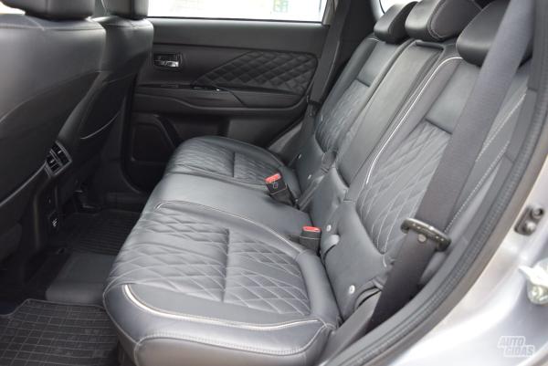 Grey Mitsubishi Outlander 2019 in Vilnius, with an engine capacity of 2.40 L and mileage of 184 thousand km for 16600 €, photo 10 on AUTOMOTO.COM.LV