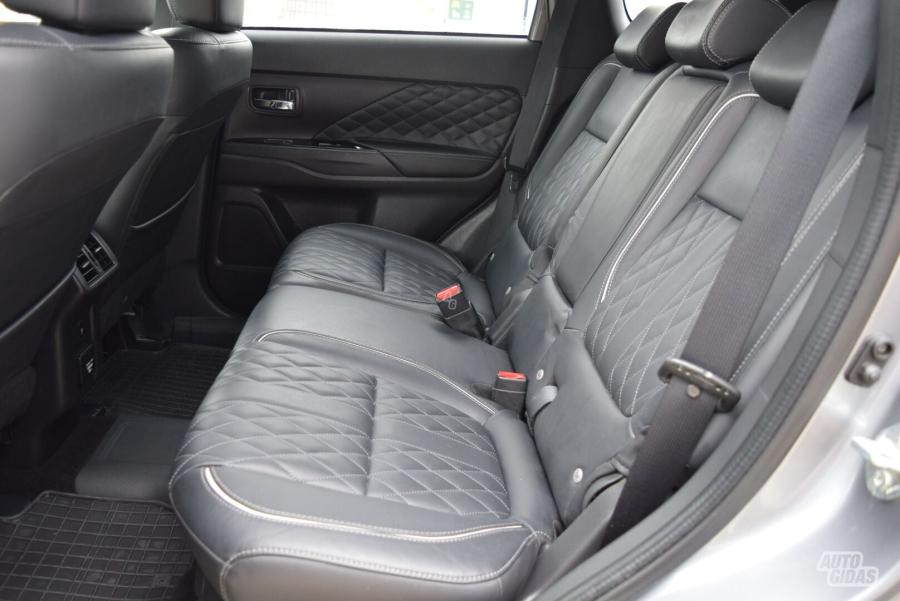 Grey Mitsubishi Outlander 2019 in Vilnius, with an engine capacity of 2.40 L and mileage of 184 thousand km for 16600 €, photo 11 on AUTOMOTO.COM.LV