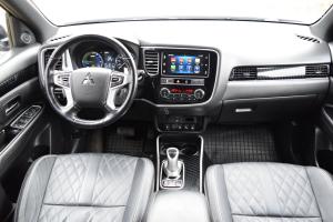 Grey Mitsubishi Outlander 2019 in Vilnius, with an engine capacity of 2.40 L and mileage of 184 thousand km for 16600 €, photo 14 on AUTOMOTO.COM.LV