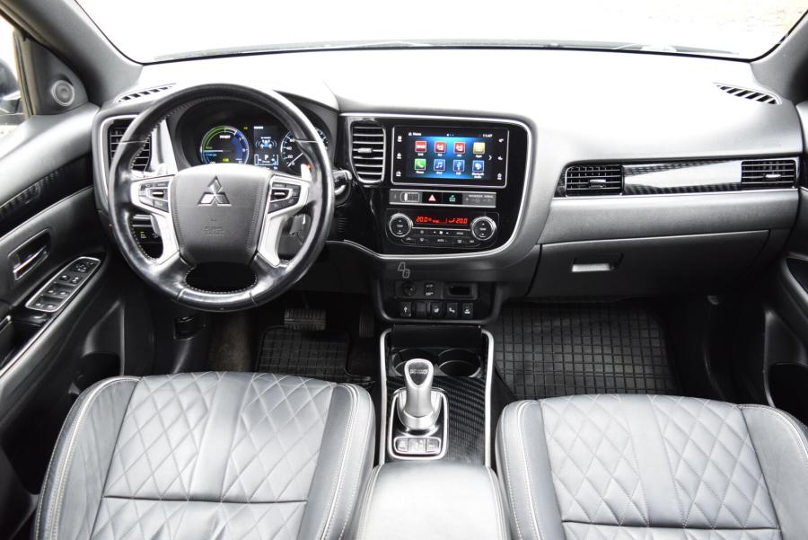 Grey Mitsubishi Outlander 2019 in Vilnius, with an engine capacity of 2.40 L and mileage of 184 thousand km for 16600 €, photo 14 on AUTOMOTO.COM.LV