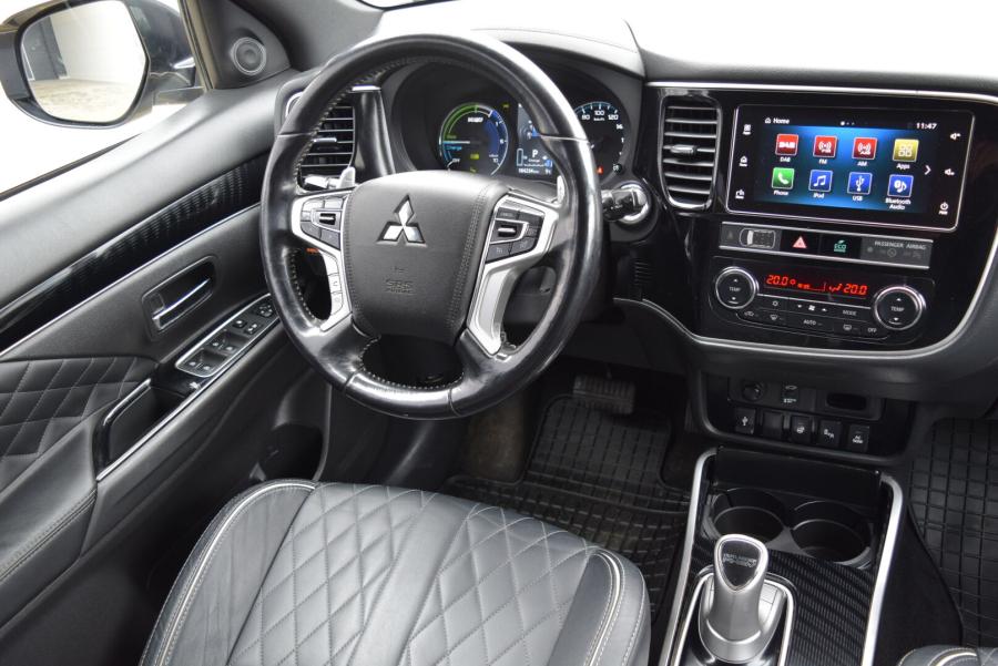 Grey Mitsubishi Outlander 2019 in Vilnius, with an engine capacity of 2.40 L and mileage of 184 thousand km for 16600 €, photo 15 on AUTOMOTO.COM.LV