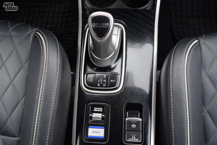 Grey Mitsubishi Outlander 2019 in Vilnius, with an engine capacity of 2.40 L and mileage of 184 thousand km for 16600 €, photo 16 on AUTOMOTO.COM.LV