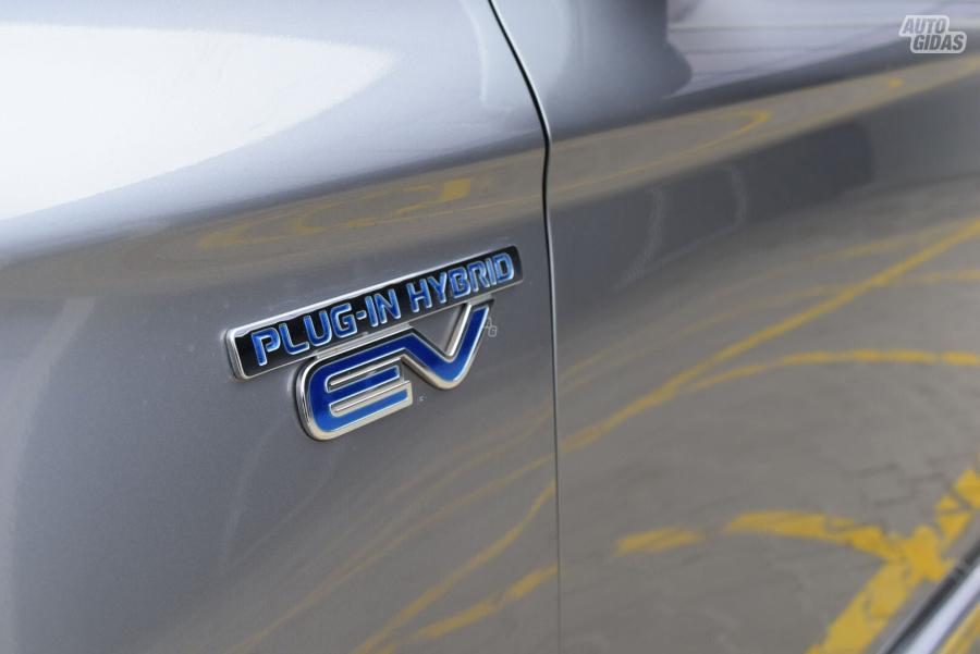 Grey Mitsubishi Outlander 2019 in Vilnius, with an engine capacity of 2.40 L and mileage of 184 thousand km for 16600 €, photo 29 on AUTOMOTO.COM.LV