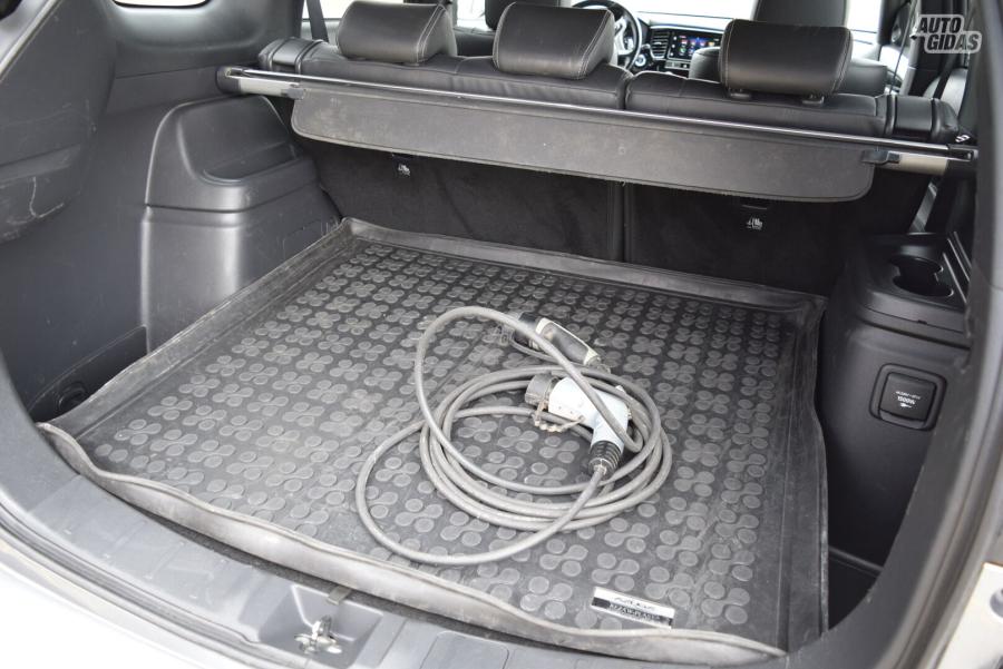 Grey Mitsubishi Outlander 2019 in Vilnius, with an engine capacity of 2.40 L and mileage of 184 thousand km for 16600 €, photo 31 on AUTOMOTO.COM.LV