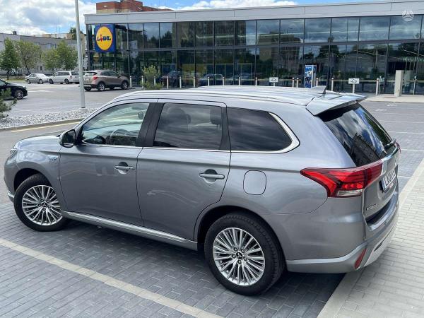 Grey Mitsubishi Outlander 2019 in Kaunas, with an engine capacity of 2.36 L and mileage of 169 thousand km for 16650 €, photo 7 on AUTOMOTO.COM.LV