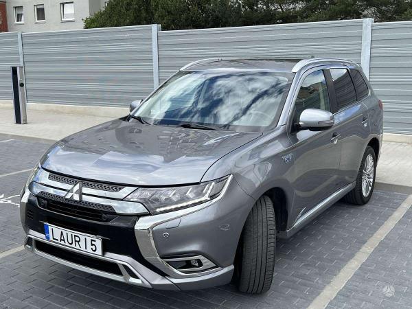 Grey Mitsubishi Outlander 2019 in Kaunas, with an engine capacity of 2.36 L and mileage of 169 thousand km for 16650 €, photo 8 on AUTOMOTO.COM.LV