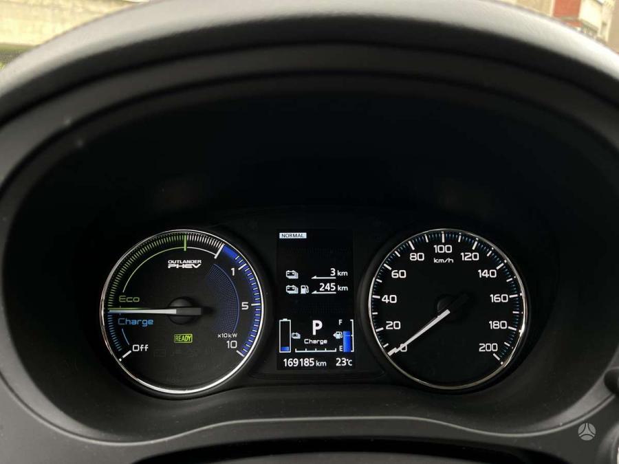 Pelēks Mitsubishi Outlander 2019 Kauņa, ar dzinēja tilpumu 2.36 L un nobraukumu 169 tūkst. km par 16650 €, foto 20 vietnē AUTOMOTO.COM.LV