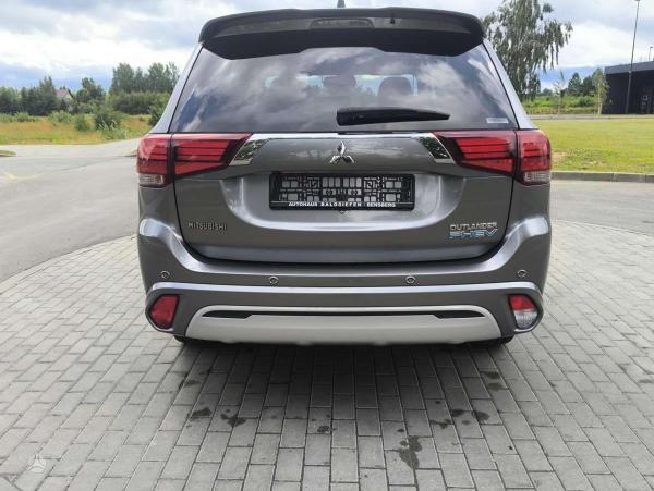 Pelēks Mitsubishi Outlander 2019 Viļņa, ar dzinēja tilpumu 2.36 L un nobraukumu 124 tūkst. km par 16590 €, foto 6 vietnē AUTOMOTO.COM.LV
