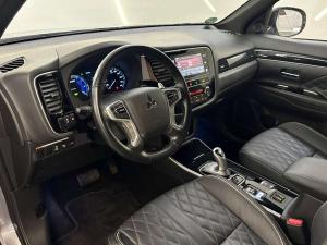 Grey Mitsubishi Outlander 2019 in Marijampole, with an engine capacity of 2.36 L and mileage of 121 thousand km for 17500 €, photo 3 on AUTOMOTO.COM.LV