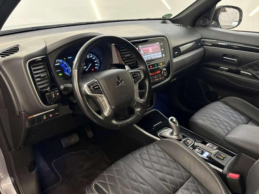 Grey Mitsubishi Outlander 2019 in Marijampole, with an engine capacity of 2.36 L and mileage of 121 thousand km for 17500 €, photo 3 on AUTOMOTO.COM.LV
