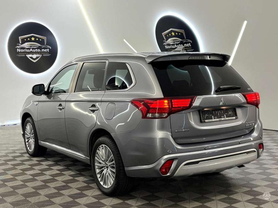 Grey Mitsubishi Outlander 2019 in Marijampole, with an engine capacity of 2.36 L and mileage of 121 thousand km for 17500 €, photo 4 on AUTOMOTO.COM.LV