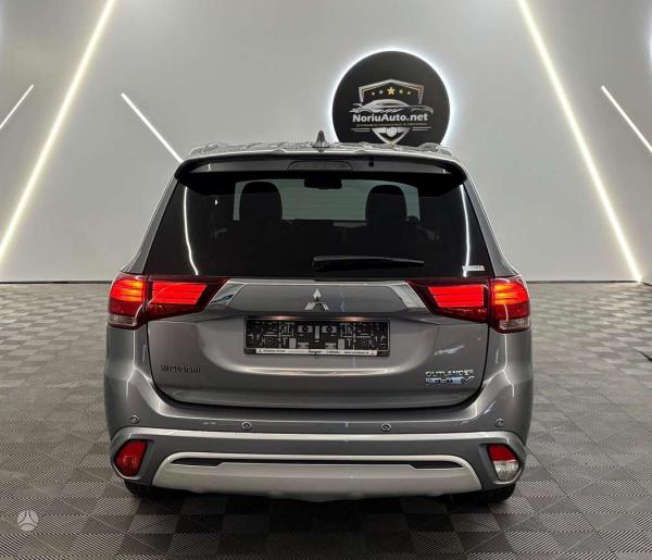 Grey Mitsubishi Outlander 2019 in Marijampole, with an engine capacity of 2.36 L and mileage of 121 thousand km for 17500 €, photo 5 on AUTOMOTO.COM.LV