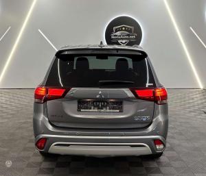 Grey Mitsubishi Outlander 2019 in Marijampole, with an engine capacity of 2.36 L and mileage of 121 thousand km for 17500 €, photo 5 on AUTOMOTO.COM.LV