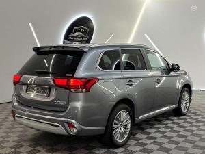 Grey Mitsubishi Outlander 2019 in Marijampole, with an engine capacity of 2.36 L and mileage of 121 thousand km for 17500 €, photo 6 on AUTOMOTO.COM.LV