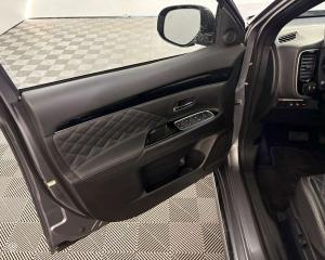 Grey Mitsubishi Outlander 2019 in Marijampole, with an engine capacity of 2.36 L and mileage of 121 thousand km for 17500 €, photo 9 on AUTOMOTO.COM.LV