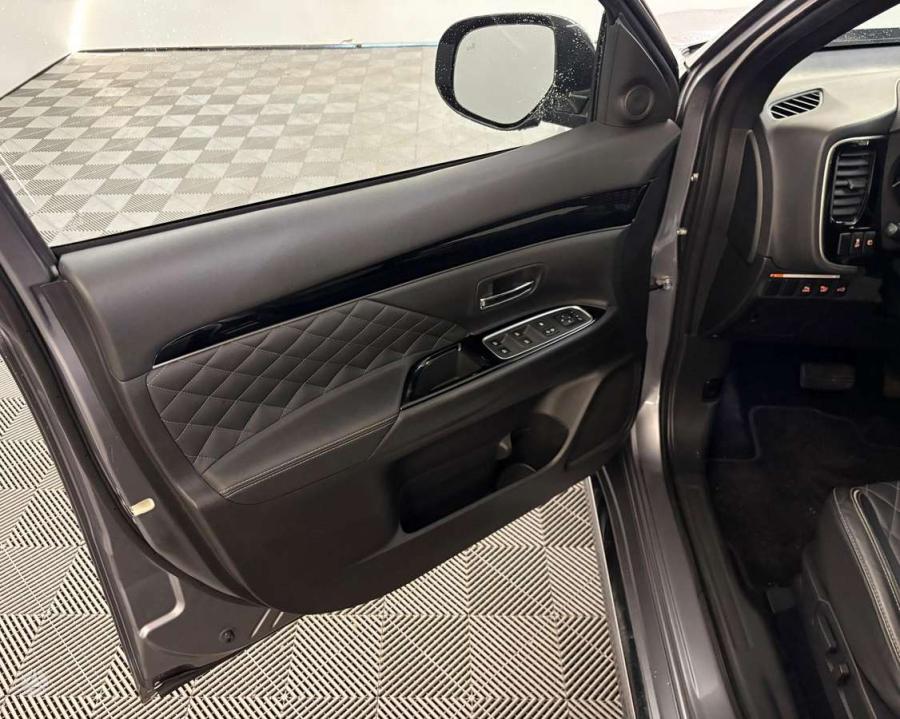 Grey Mitsubishi Outlander 2019 in Marijampole, with an engine capacity of 2.36 L and mileage of 121 thousand km for 17500 €, photo 9 on AUTOMOTO.COM.LV