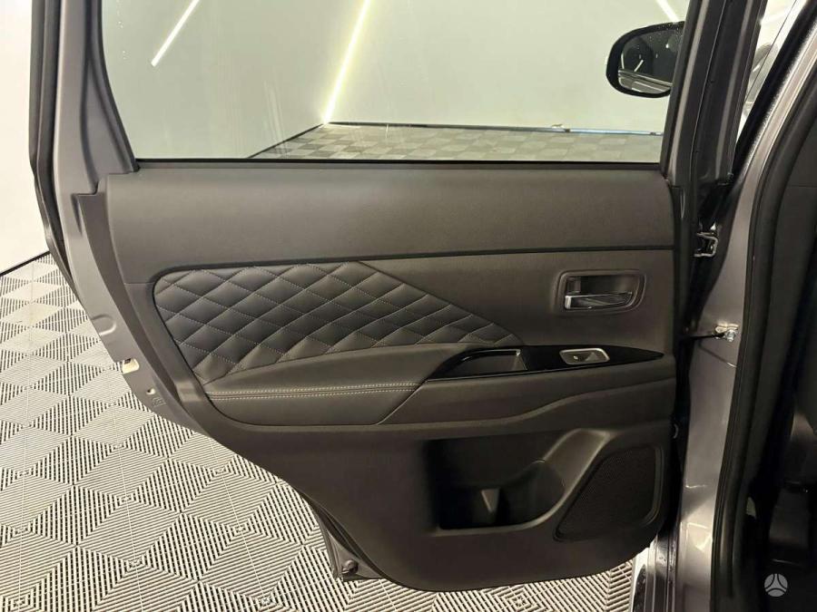 Grey Mitsubishi Outlander 2019 in Marijampole, with an engine capacity of 2.36 L and mileage of 121 thousand km for 17500 €, photo 12 on AUTOMOTO.COM.LV