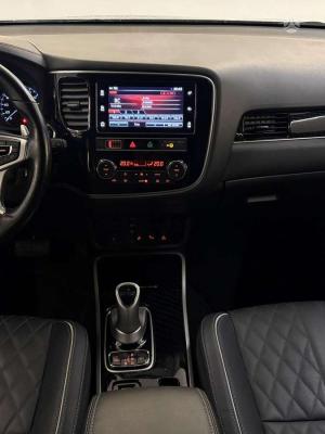 Grey Mitsubishi Outlander 2019 in Marijampole, with an engine capacity of 2.36 L and mileage of 121 thousand km for 17500 €, photo 13 on AUTOMOTO.COM.LV