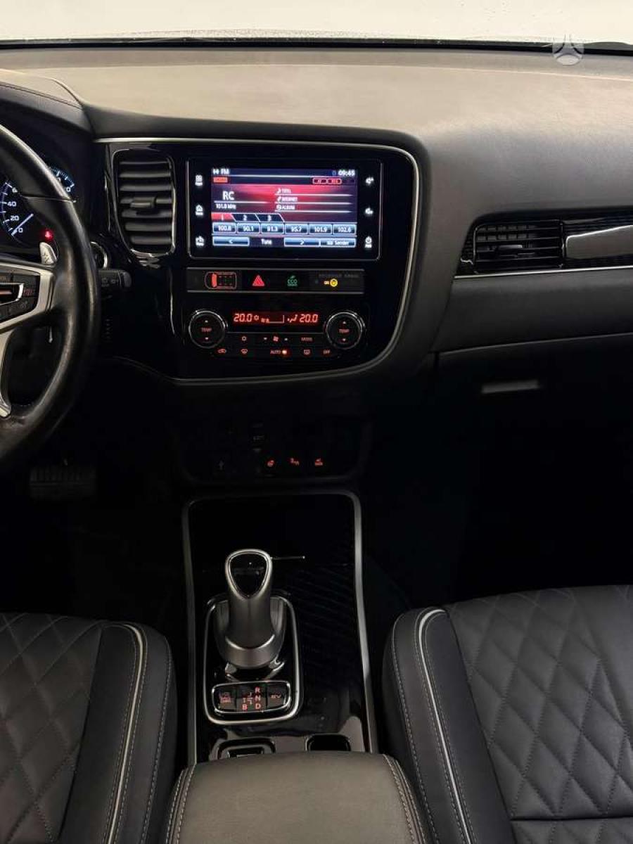 Grey Mitsubishi Outlander 2019 in Marijampole, with an engine capacity of 2.36 L and mileage of 121 thousand km for 17500 €, photo 13 on AUTOMOTO.COM.LV