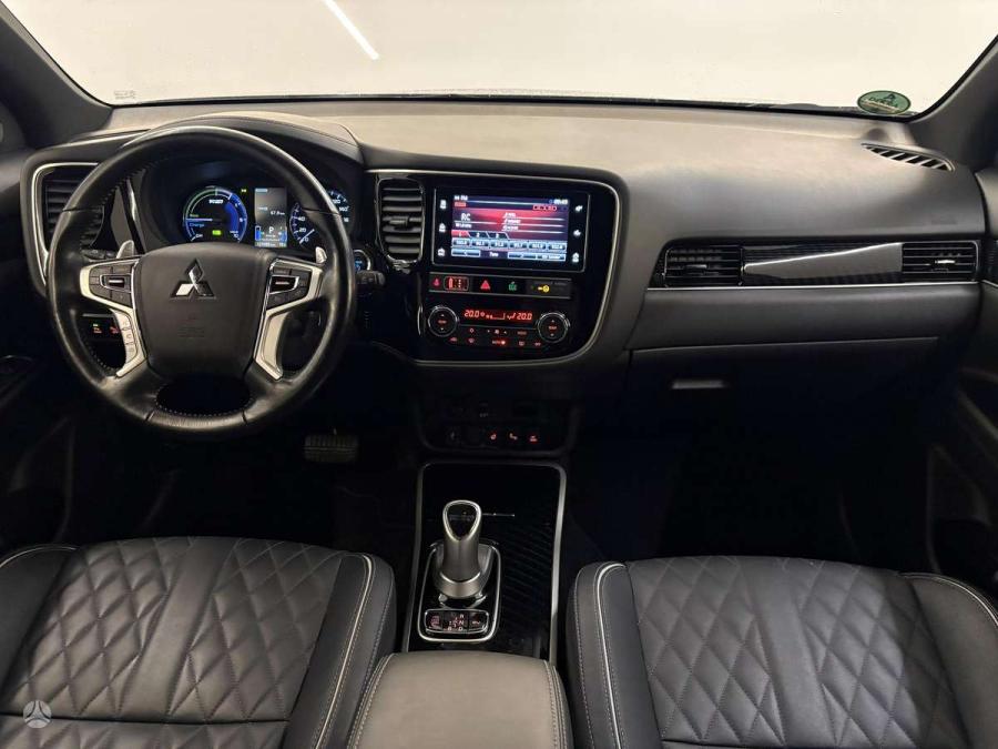 Grey Mitsubishi Outlander 2019 in Marijampole, with an engine capacity of 2.36 L and mileage of 121 thousand km for 17500 €, photo 15 on AUTOMOTO.COM.LV