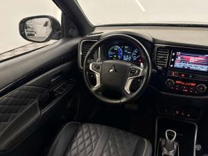 Grey Mitsubishi Outlander 2019 in Marijampole, with an engine capacity of 2.36 L and mileage of 121 thousand km for 17500 €, photo 16 on AUTOMOTO.COM.LV