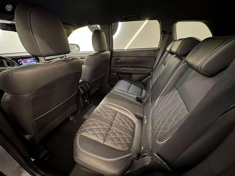 Grey Mitsubishi Outlander 2019 in Marijampole, with an engine capacity of 2.36 L and mileage of 121 thousand km for 17500 €, photo 18 on AUTOMOTO.COM.LV