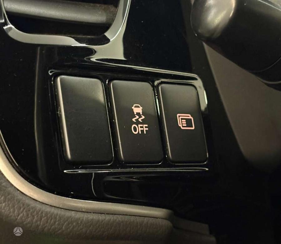 Grey Mitsubishi Outlander 2019 in Marijampole, with an engine capacity of 2.36 L and mileage of 121 thousand km for 17500 €, photo 19 on AUTOMOTO.COM.LV