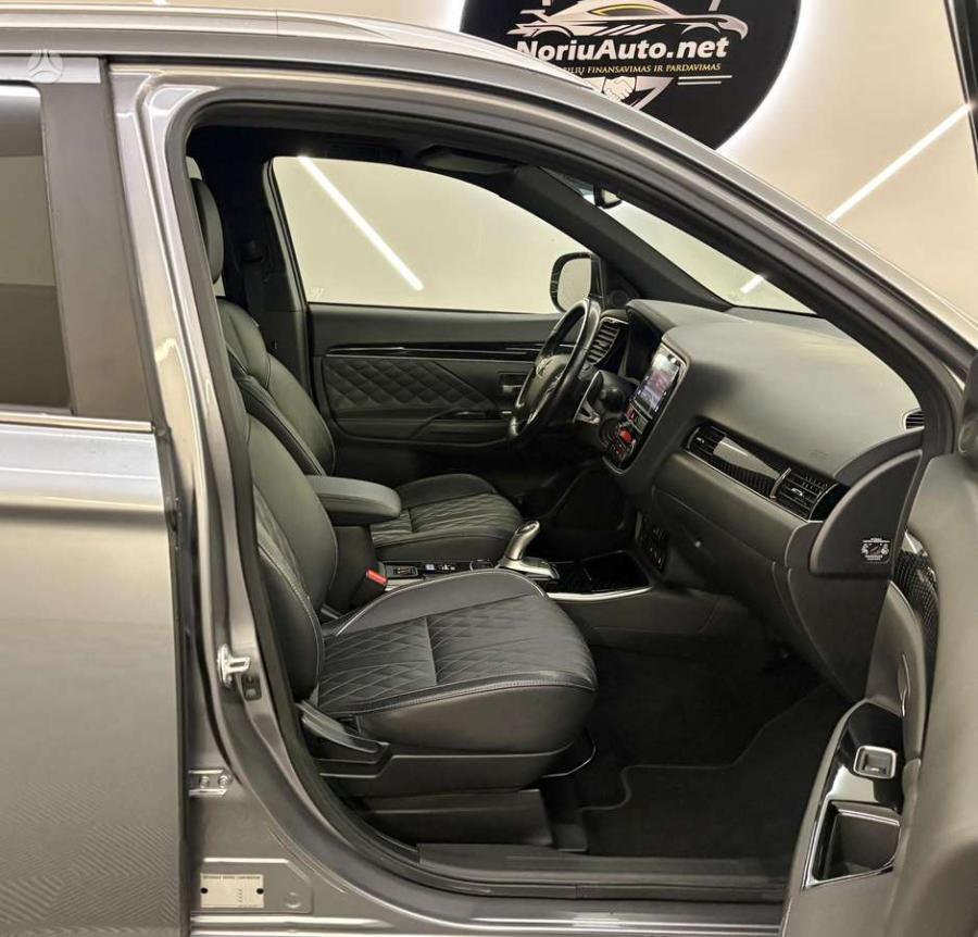 Grey Mitsubishi Outlander 2019 in Marijampole, with an engine capacity of 2.36 L and mileage of 121 thousand km for 17500 €, photo 23 on AUTOMOTO.COM.LV