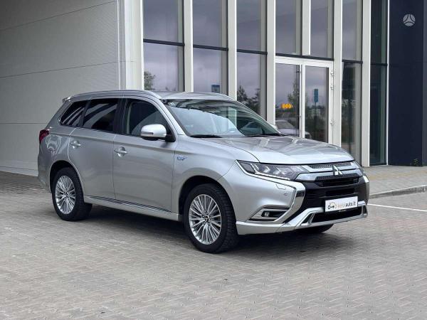 Grey Mitsubishi Outlander 2019 in Vilnius, with an engine capacity of 2.36 L and mileage of 201 thousand km for 15400 €, photo 5 on AUTOMOTO.COM.LV