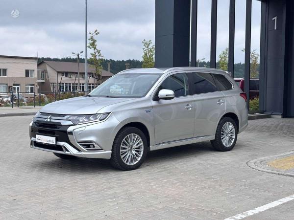 Grey Mitsubishi Outlander 2019 in Vilnius, with an engine capacity of 2.36 L and mileage of 201 thousand km for 15400 €, photo 6 on AUTOMOTO.COM.LV