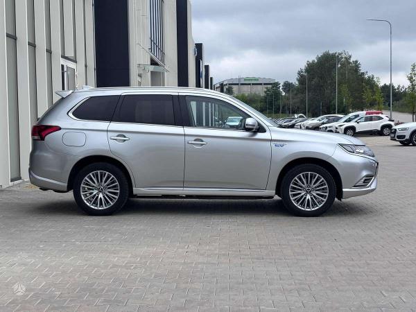 Grey Mitsubishi Outlander 2019 in Vilnius, with an engine capacity of 2.36 L and mileage of 201 thousand km for 15400 €, photo 7 on AUTOMOTO.COM.LV