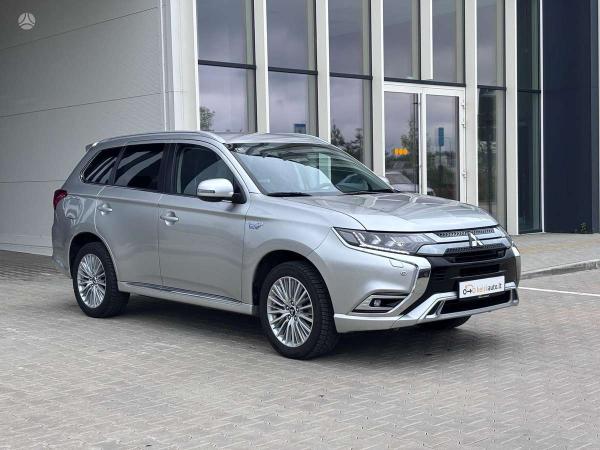 Grey Mitsubishi Outlander 2019 in Vilnius, with an engine capacity of 2.36 L and mileage of 201 thousand km for 15400 €, photo 8 on AUTOMOTO.COM.LV