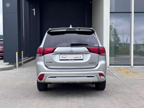 Grey Mitsubishi Outlander 2019 in Vilnius, with an engine capacity of 2.36 L and mileage of 201 thousand km for 15400 €, photo 10 on AUTOMOTO.COM.LV