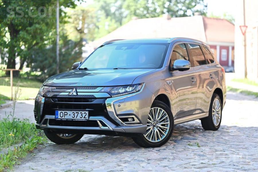 Grey Mitsubishi Outlander 2019 in Jelgava, with an engine capacity of 2.40 L and mileage of 131 thousand km for 18500 €, photo 1 on AUTOMOTO.COM.LV