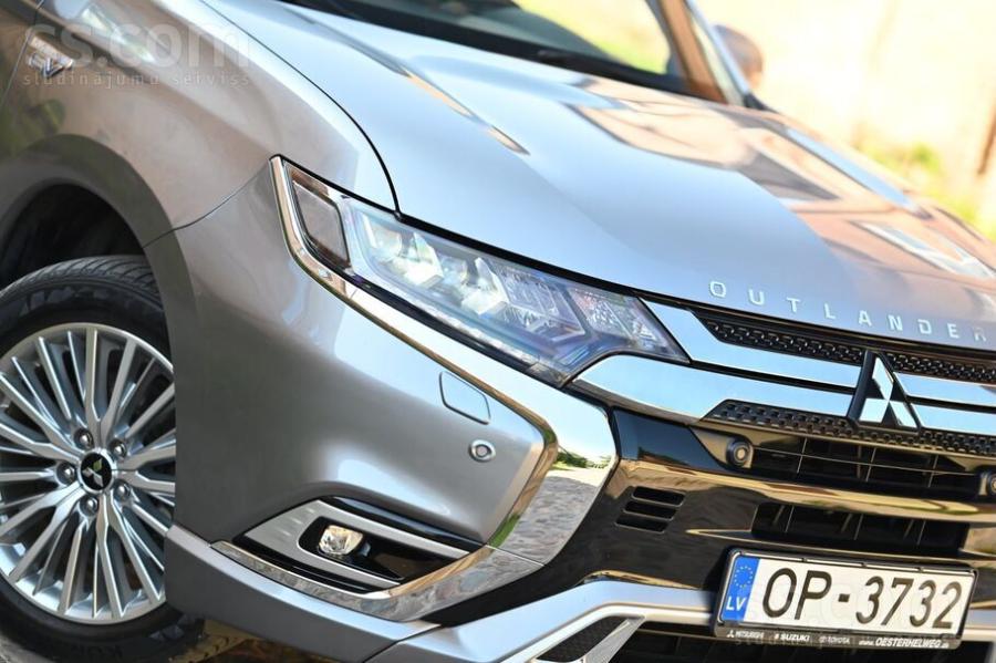 Grey Mitsubishi Outlander 2019 in Jelgava, with an engine capacity of 2.40 L and mileage of 131 thousand km for 18500 €, photo 3 on AUTOMOTO.COM.LV