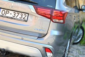 Grey Mitsubishi Outlander 2019 in Jelgava, with an engine capacity of 2.40 L and mileage of 131 thousand km for 18500 €, photo 4 on AUTOMOTO.COM.LV