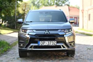 Grey Mitsubishi Outlander 2019 in Jelgava, with an engine capacity of 2.40 L and mileage of 131 thousand km for 18500 €, photo 5 on AUTOMOTO.COM.LV