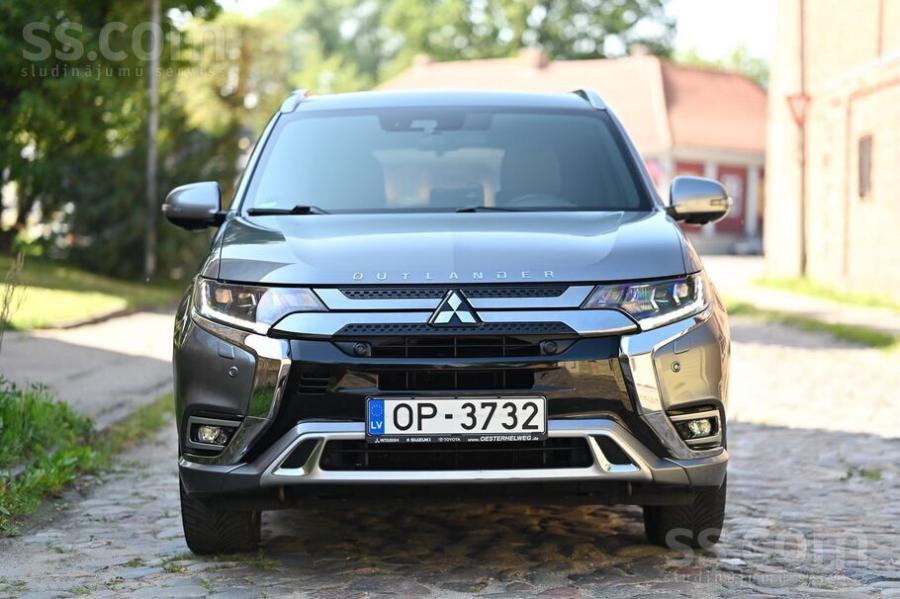 Grey Mitsubishi Outlander 2019 in Jelgava, with an engine capacity of 2.40 L and mileage of 131 thousand km for 18500 €, photo 5 on AUTOMOTO.COM.LV