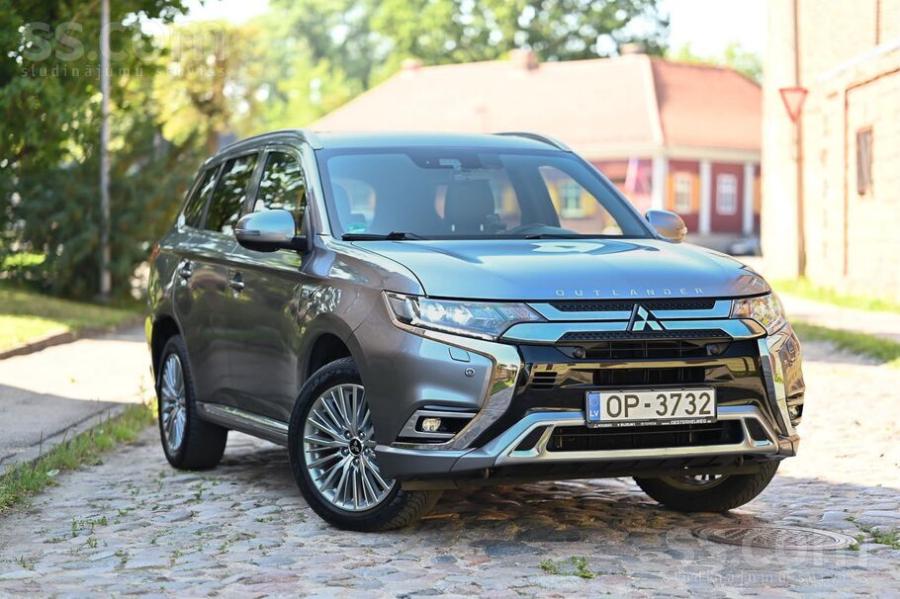 Grey Mitsubishi Outlander 2019 in Jelgava, with an engine capacity of 2.40 L and mileage of 131 thousand km for 18500 €, photo 6 on AUTOMOTO.COM.LV